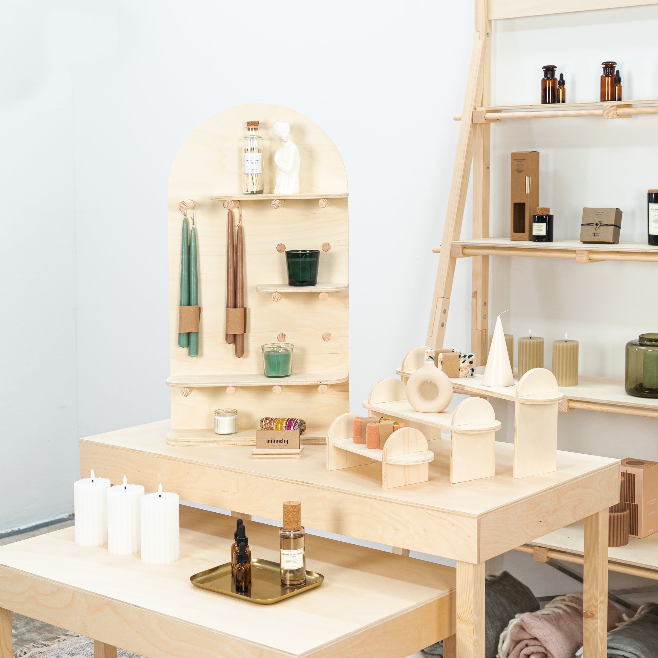 SET California: Total shop fixture, tables VC-15-NT & shelves VS-05-NT ...