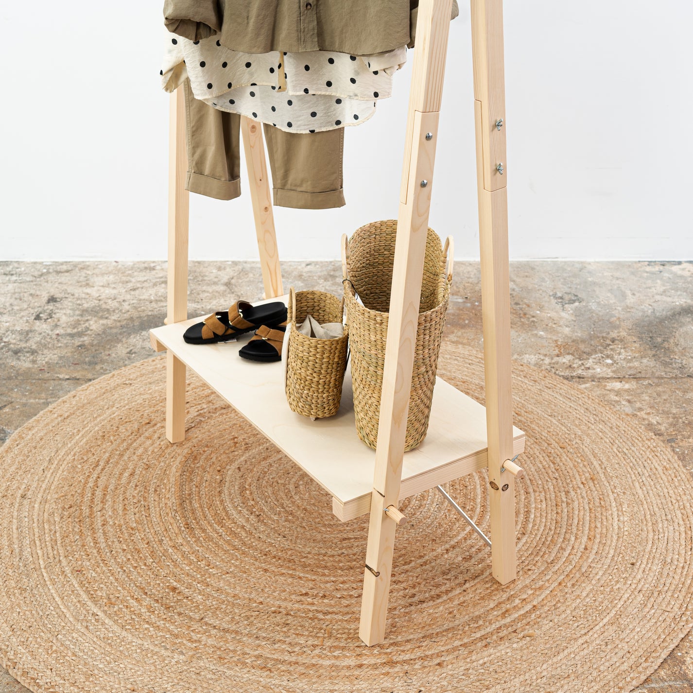 Natural wood garment rack with shelf and branding panel | Milimetry